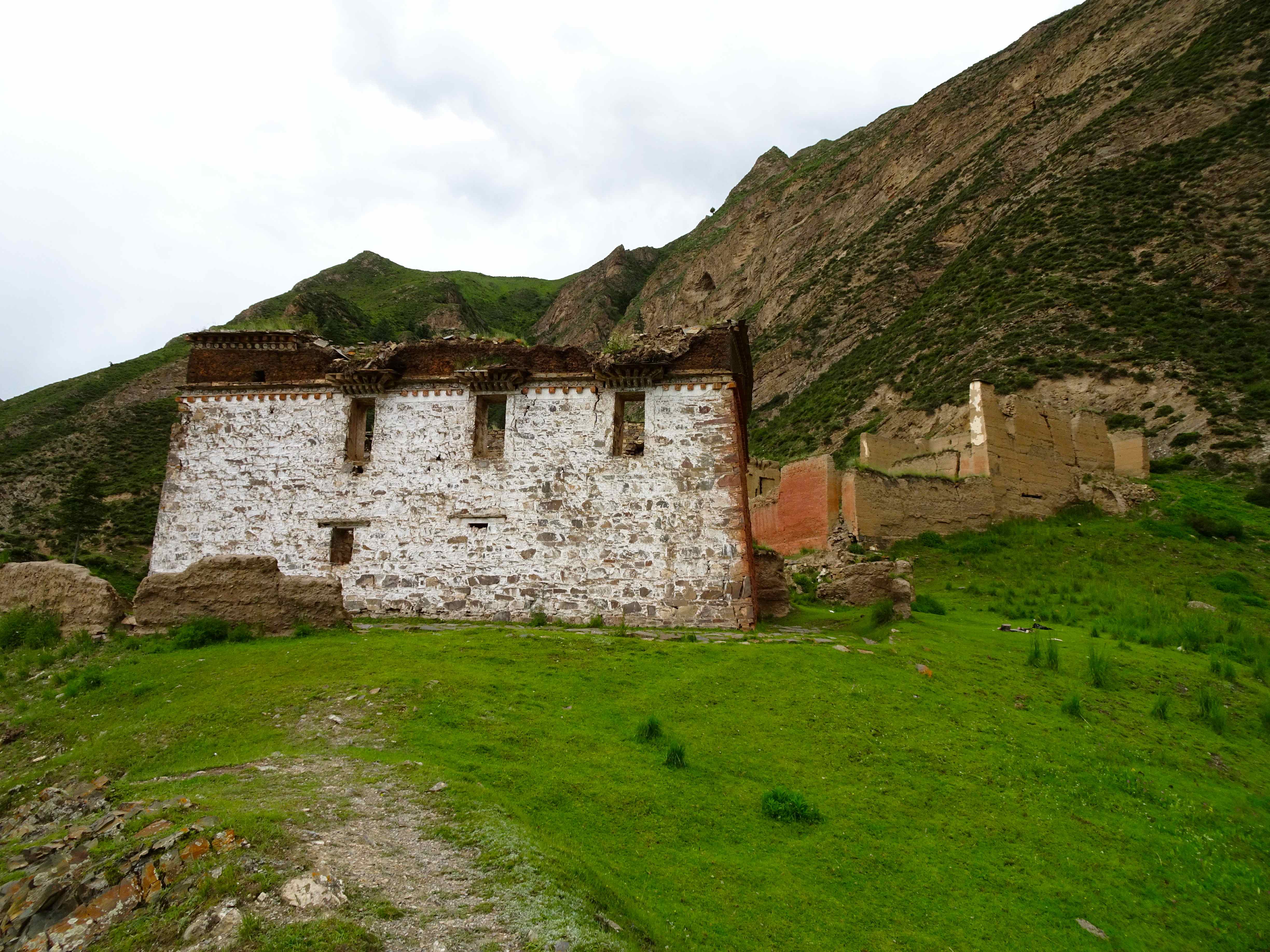 The ruins of a Buddhist temple in Xiahe, Gansu / 甘肃夏河的寺庙遗址 - China's ...
